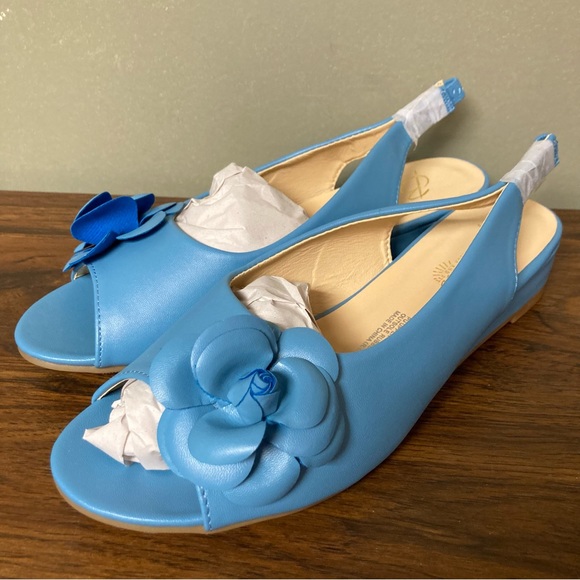 Beacon | Shoes | 55 Nib Beacon Iris Sandals With Rosette In Light Blue ...